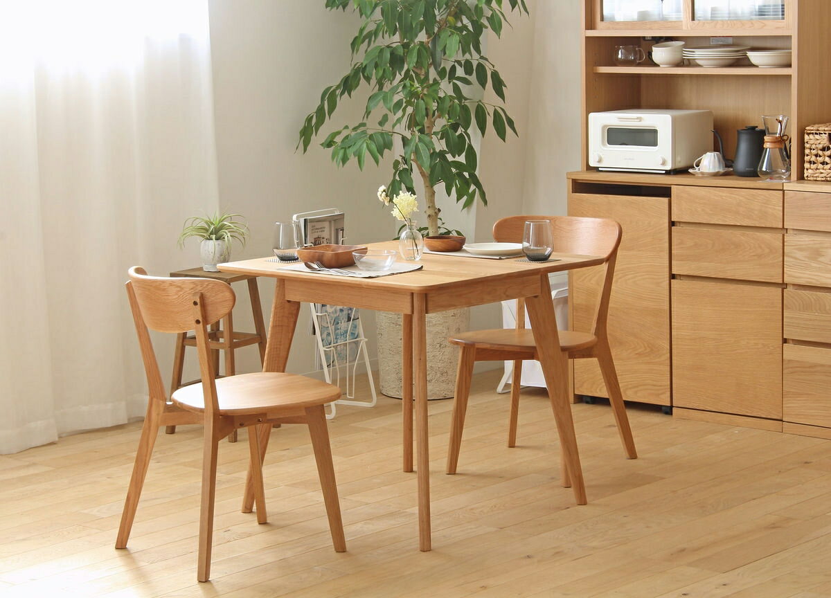 商品情報 サイズ 　 テーブル：幅80×奥行80×高さ71cm チェア：幅47×奥行54×高さ77cm(座面高：43cm) 素材 テーブル：天然木オーク材、PU塗装 チェア：天然木オーク材、PU塗装 仕様 セット内容：ダイニングテーブル幅8...