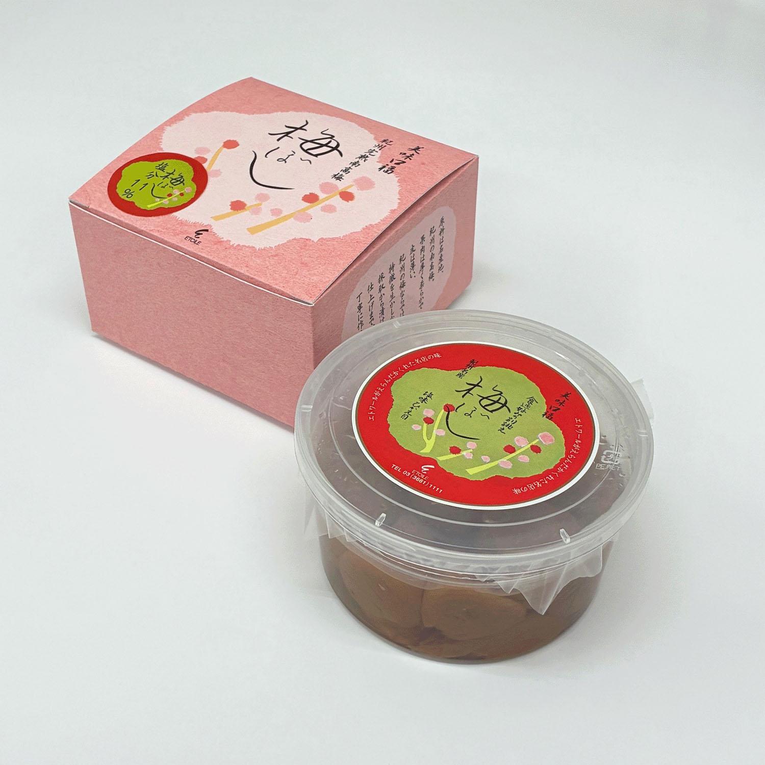 素材：梅、しそ、漬け原材料（食塩、糖類（砂糖、果糖ブドウ糖液糖）、たん白加水分解物（大豆を含む.）、かつおエキス、酵母エキス）／調味料（アミノ酸等）、酸味料、甘味料（ステビア）、酒精、V.B1、野菜色素産地：梅：日本内容量：400g他店舗で...