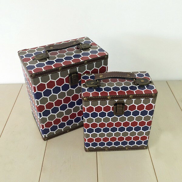 かわいい色づかいの亀甲柄BAGはとてもスリムです。コスメバッグをイメージ。 商品サイズ S：幅18cm×奥行10cm×高さ20cmL：幅22cm×奥行14cm×高さ24cm 素材 木製 カラー マルチカラー 送料・配送について この商品は送...