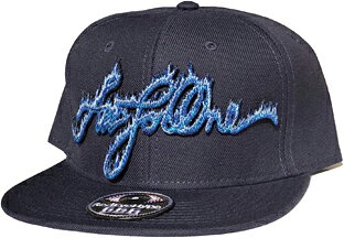 シンプルかつクラシカルなロゴを刺繍マーキング。 刺繍を髄を発揮した、最高品質な逸品。 【素材】アクリル 85% / ウール 15%（オールシーズン対応） 【サイズ】フリー 約55〜65cm（スナップバック調節可能） 【帽子のインナースカルキ...