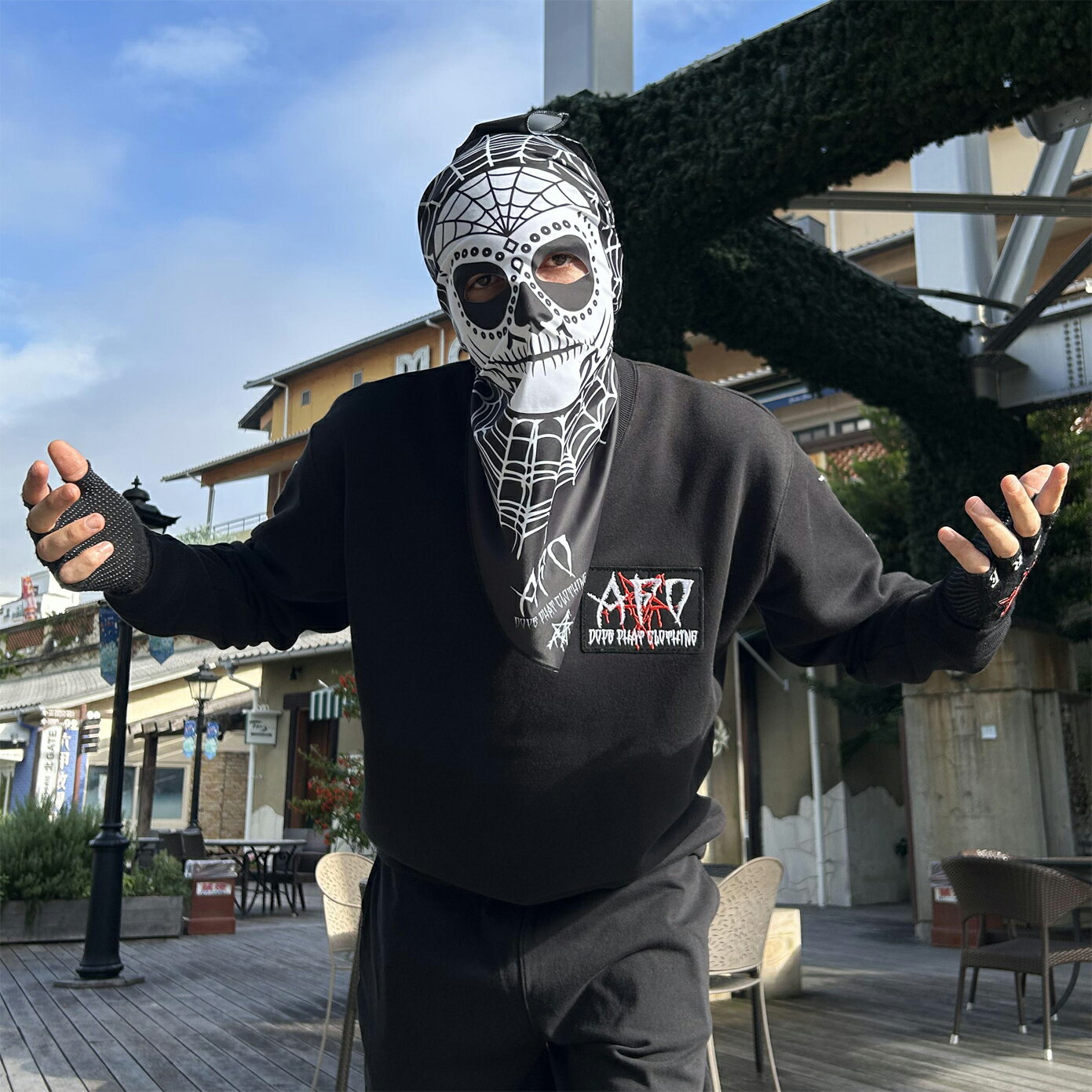 SPIKY HELL TRAINER 両袖「ALLFORONE」スペル 刺繍マーキング フロント胸「ペンタグラムワッペン」刺繍ワッペン バック ノーマーキング 黒赤で纏まった刺々しいSpiky Hell trainer 【サイズ】着丈/身幅...