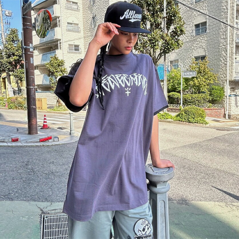 人気品番アシュラから『VENGEANCE』が胸にマーキングされたシンプル レイヤード Tシャツ（重ね着風）のご紹介。 しっかりとしたボディーをお探しの方にオススメする「鎧ボディー」シリーズ。 「素材」「首周りの耐久性」「着心地」を追及した仕...