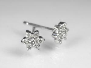 【仕様】ダイヤ14石：0.10CT【サイズ】高さ5.2mm×幅5.2mm×厚さ2.2mm【重量】0.7g【素材・材質】ダイヤモンド,地金（K18ホワイトゴールド）【ご注意】受注生産商品ですので、ご注文からお届けまで約3〜4週間かかることがあ...