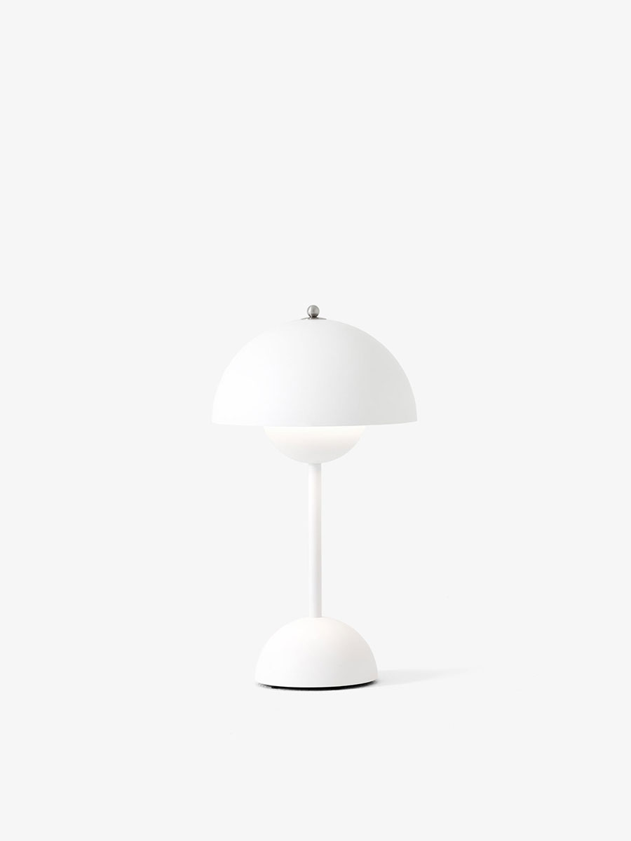 メーカー： &トラディション / アンドトラディション シリーズ名：テーブルライト　FLOWERPOT サイズ 幅：160mm / 高さ：293mm 重量 0.8kg 材質 樹脂、スチール 照明取付仕様 ポータブル 内蔵LED 内蔵LED ...