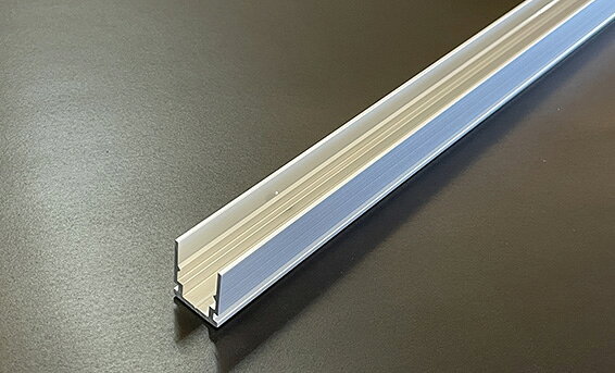 メーカー： FKK / FKK株式会社　　　 FMT-CA専用 取り付けレール ※この商品は電気工事士による取付工事が必要です。 LEDテープライト　FMT-CAシリーズ ※本商品は照明器具本体とセットでご購入ください。 ※本商品のみを単品...