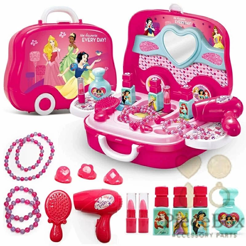 商品特徴 商品名:ディズニープリンセス キッズ 化粧ト 女の子のメイクアップセット。おままごとセット。パーツはすべて形だけのイミテーション。中身がありませんので、お子様にご安心ご使用いただけます。 絵はシールです。 絵や色付きのデザイン部分...