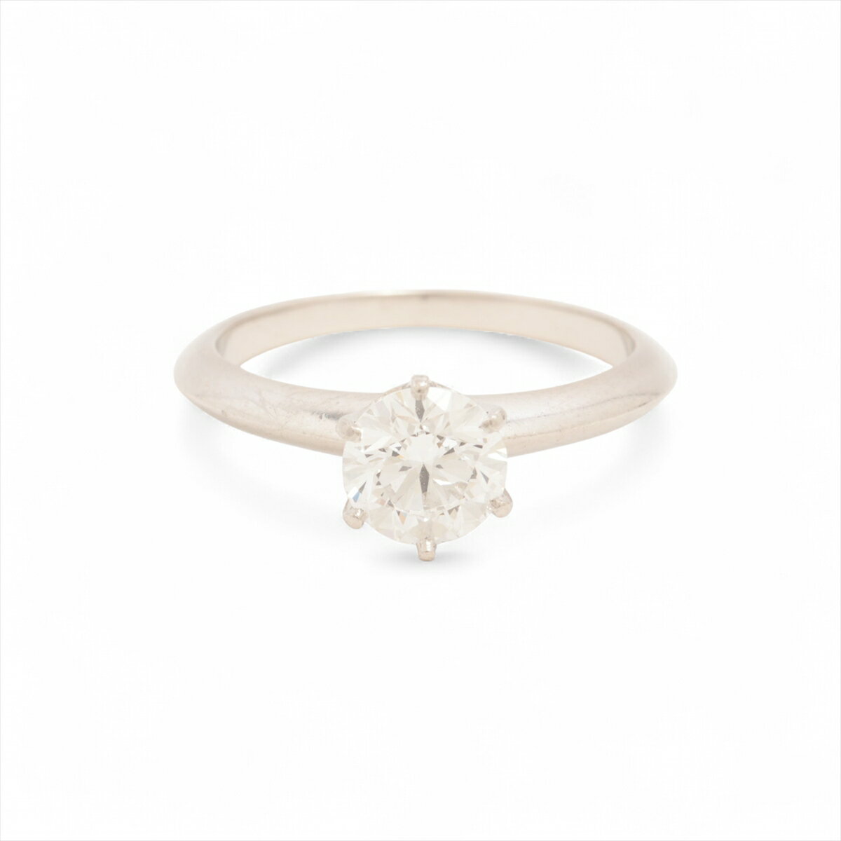 商品番号 A4044698 カテゴリ リング ブランド ティファニー 商品ランク B サイズ 表記サイズ：ダイヤ直径約5.95mm 号数：10 付属品 なし モデル ソリテール 宝石名 ダイヤ 備考 USED品のため汚れや傷はございますが、...