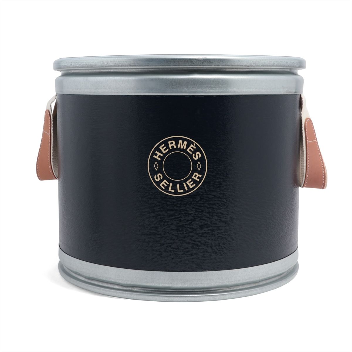 商品番号 A4162153 カテゴリ その他 ブランド エルメス 商品ランク AB サイズ 備考：直径：36.5cm　高さ：31.5cm 付属品 なし カラー ネイビー 素材 レザー×スチール モデル セリエ サドルボックス 備考 少々のス...