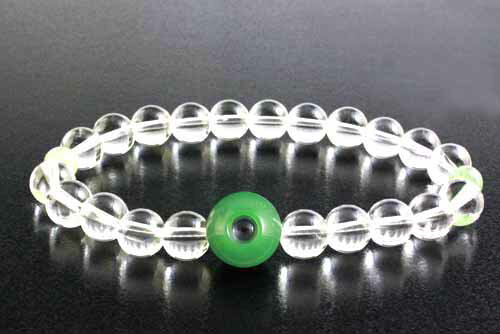 腕に装着して見えるのはさりげない水晶のブレスレットですが、、、。 中心の緑玉に守りご本尊様、をはめ込んだ「覗玉」をパワーストーン の基本石 ＝ 水晶でまとめ、グリンアベンチュリンをアクセントにしました。 生まれ年（干支）でそれぞれの守りご本...