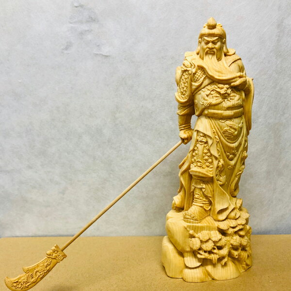 三国志の英雄、屈強な武将、関羽像！黄楊一杢彫りの雄姿漲る名品で商売・事業の成功を祈願！三国志の英雄、屈強な武将、関羽像！黄楊一杢彫りの雄姿漲る名品で商売・事業の成功を祈願！ 黄楊一杢彫り　関羽像 寸法（約）：高さ18×幅7×奥行6cm（刀剣...