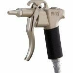 WTB ゴムカバーダスター E80G3BP グリップ部分がラバー装着のため、滑りにくく持ちやすいグリップになっております。エアの取付口は上下2方向から取り付けられます。レバーで流量調整が出来ます。 一般ダスト作業。 ノズル長さ(mm):30...