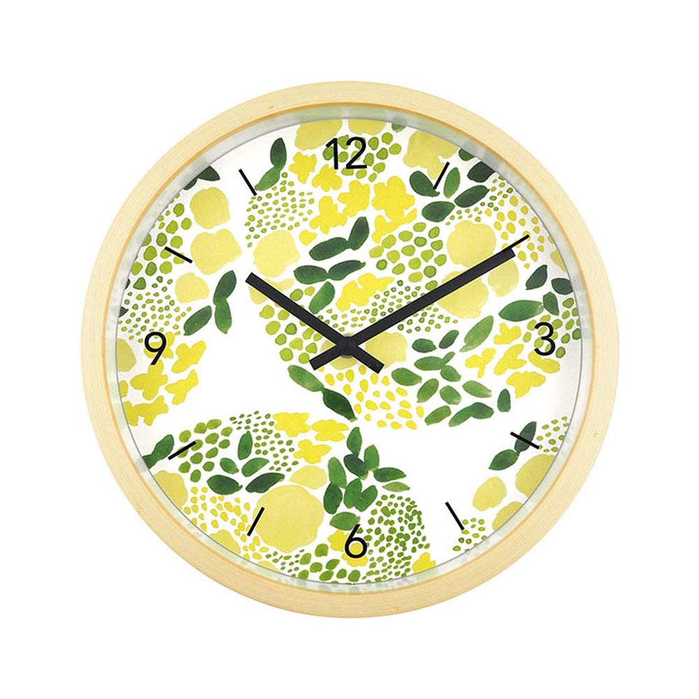 少し小柄なボディの文字盤に 優しいタッチが特徴的な青山佳世さんのイラストをあしらった壁掛け時計です。 数字とインデックス（メモリ）は ガラスにプリントしてあり、前面に浮き出たような仕様となっております。 ※「RESFEBER」は「旅にでる前...