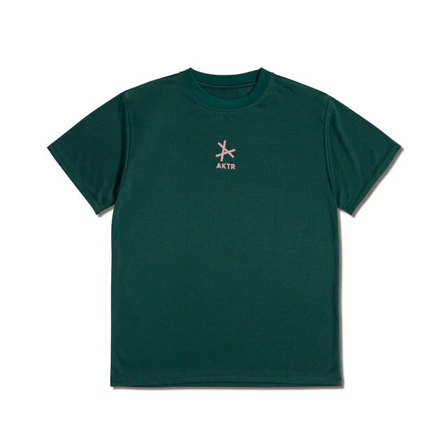 ◇AKTRの新ロゴ「TRI-LINE LOGO」をフロントにシンプルに配置した半袖TEEシャツ。◇スポーツ用に開発されたAKTRオリジナルファブリックを使用。■カラー(メーカー表記):グリーン(GREEN)ホワイト(WHITE)■素材:ポリ...