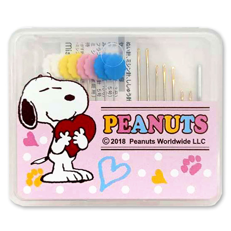 商品説明 〔PEANUTS☆SNOOPY〕 ピーナッツのキャラクター♪スヌーピー達がデザインされた♪おさいほうどうぐ☆彡ケース入りで安心の針セットです。 仕様内容 【サイズ】76×62×15mm パッケージ：105×120×16mm 【材　...
