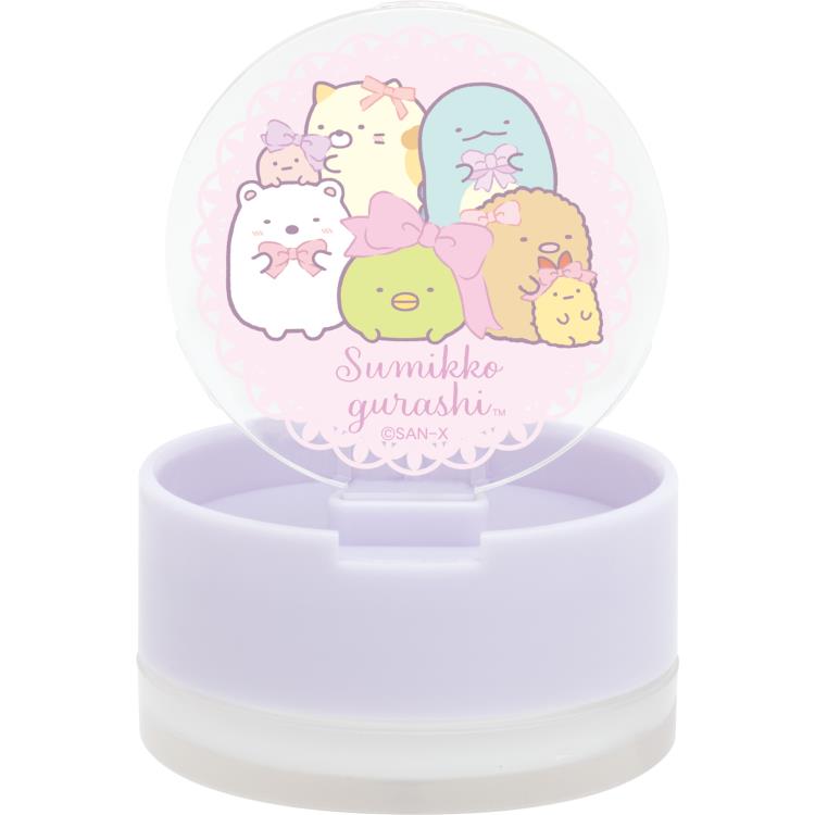 商品仕様ちょっぴりまいにちをハッピーにしてくれる「すみっコスメ」♪ デスクに飾って置いておけるアクスタ付きのハンドクリームです。 【サイズ】約80×直径60mm（プレートを含む） 【素材】容器：ABS樹脂 【仕様】アクリルスタンド付 【香り...