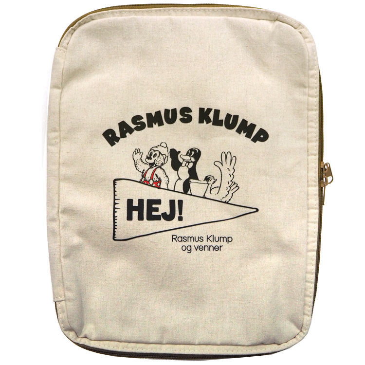 商品仕様ノートやA4サイズのファイルなどを収納できる多機能ポーチです。 内側にはファスナー付きのメッシュポケットと、小物を分けて収納できるポケットがついています。 【サイズ】約25×33×3cm 【仕様】メッシュ内ポケット付 【生産国】中国...