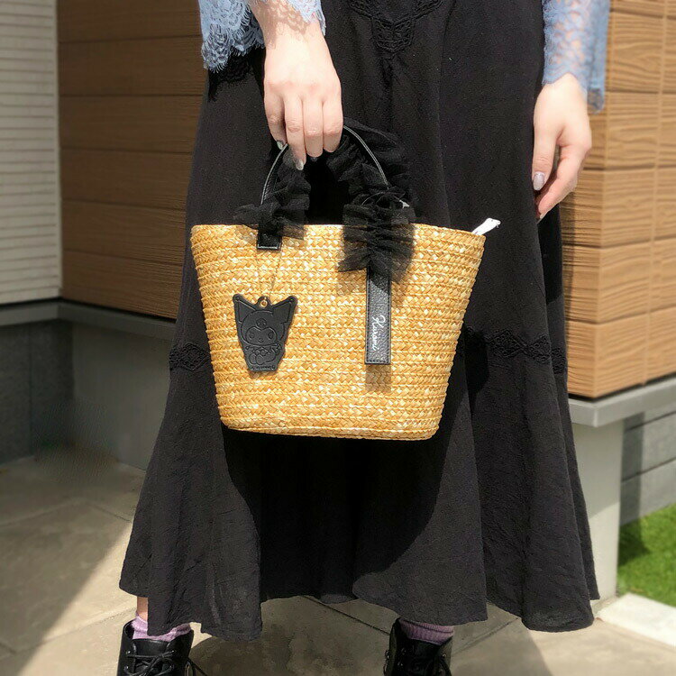 商品仕様【サイズ】約W33×H23×D13cm【素材】ポリエステル【仕様】合皮チャーム付き、内生地：総柄、ロゴプリント【生産国】中国特記事項※画像はあくまでも商品イメージになります。実際の商品と色や仕様が異なる場合がありますので、予め御了承...