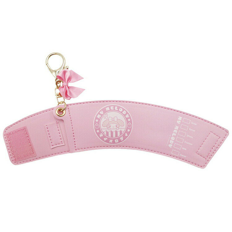 商品仕様【サイズ】約H5.2×W22cm【重さ】約22g【素材】PU【仕様特長】　・カップを持つ時やマイカップのめじるしに！　・ポケットつきでマドラーも持ち運べる便利なカップスリーブ　・熱い飲み物を飲むときにピッタリ！【生産国】中国特記事項...