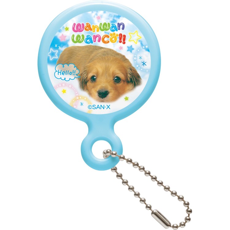 商品仕様犬写真がとってもかわいい平成の一大トレンド『わんわんわんこ』がついに復活☆ 元気いっぱいカラフルで楽しいシリーズだよ♪ 【サイズ】約65×47×5mm 【素材】AS樹脂、スチロール樹脂 【仕様】ボールチェーン付 【生産国】日本 【特...