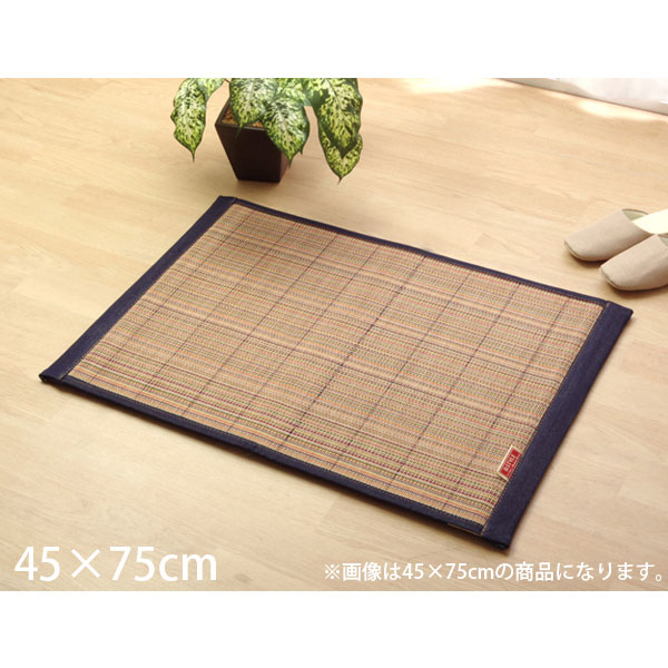広島県のデニム生地メーカー「カイハラデニム」を使用した、バンブーマットです。カラフルな糸とデニム生地のヘリが特徴的なデザインです。中材にはウレタンフォームを使用し、ボリュームのあるふっくらとした踏み心地に仕上げました。裏面は床を傷つけにくい...