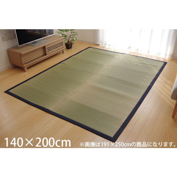 無染土と呼ばれる泥染加工をしていないい草を使用した商品です。無染土のい草はほこりも出にくく、しなやかでい草本来のすべすべとした肌触りが特徴です。ヘリには同じ自然素材の綿を使用しており、自然の良さを実感して頂けます。国産(九州産)のい草を使用...