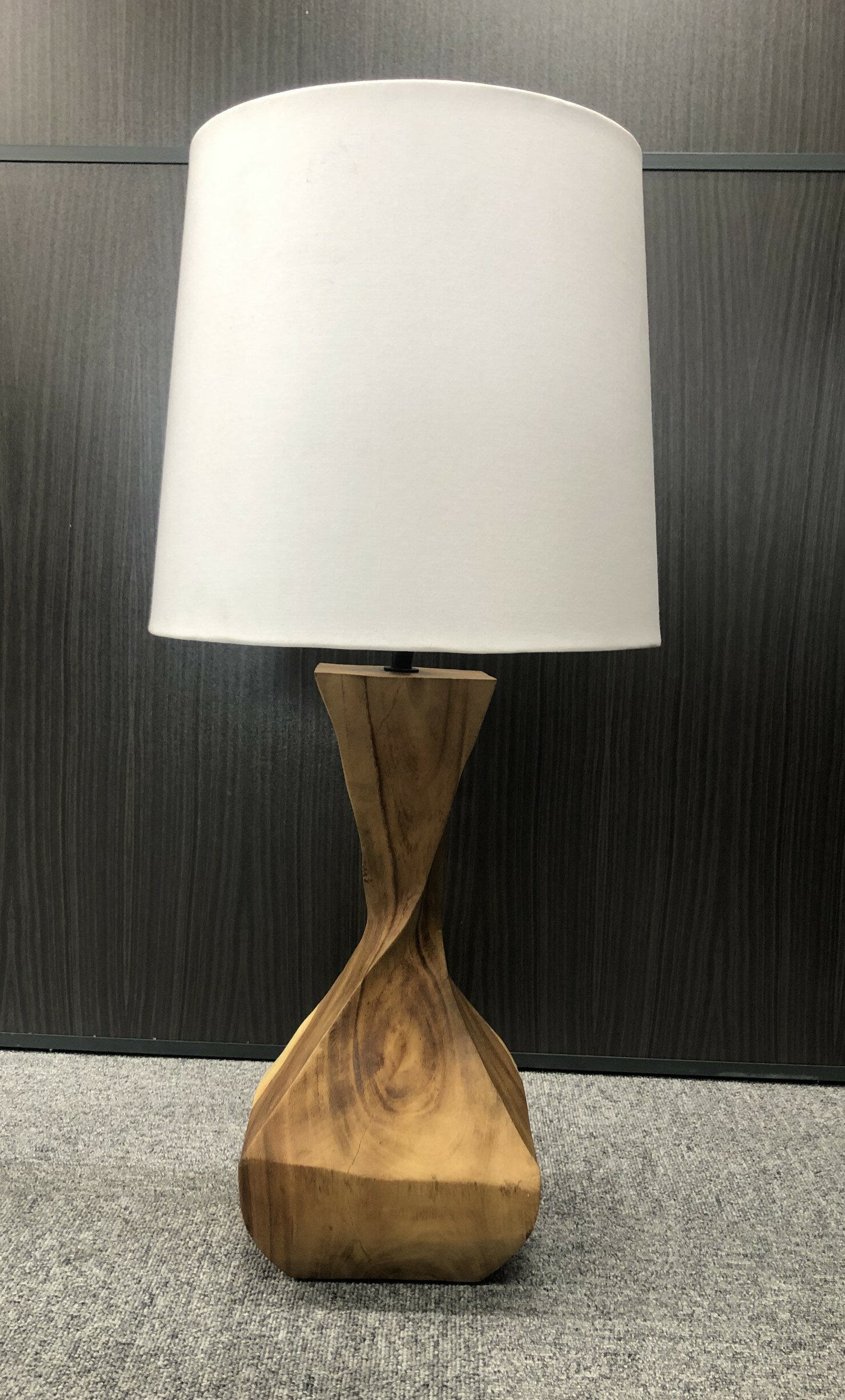 ・全体サイズ：D400/W400/H650 ・電球サイズ：E-26 ・素材：アカシアの木 ・注意点：モニターの発色の具合により、実際の物と色が異なる場合がございます。 シンプルで上品な白のシェードと暖かさを感じるアカシアの木がどんなお部屋に...