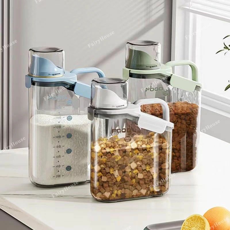 【計量カップ付き】蓋部分は計量カップとしても使用でき、食材の使用量を簡単に測定可能。使用しない時は瓶口を覆って埃を防ぎ、清潔を保ちます。 【透明デザイン】シンプルで透明なデザインにより、どんなキッチンにもマッチし、中の残量を一目で確認できま...