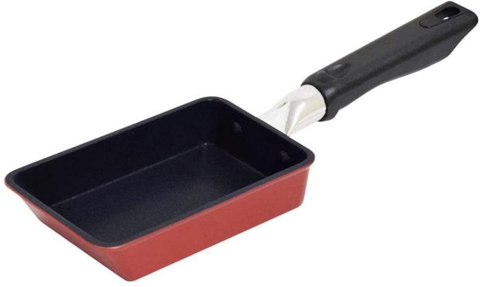 商品名 玉子焼き器 16.5cm 赤 ウルシヤマ金属工業(Urushiyama) 商品説明 サイズ: 36.2×10.2×6.8cm本体:アルミニウム合金(底厚4mm)、内面:ふっ素樹脂塗膜加工、外面:耐熱焼付け塗装(底面を除く)、持手:フ...
