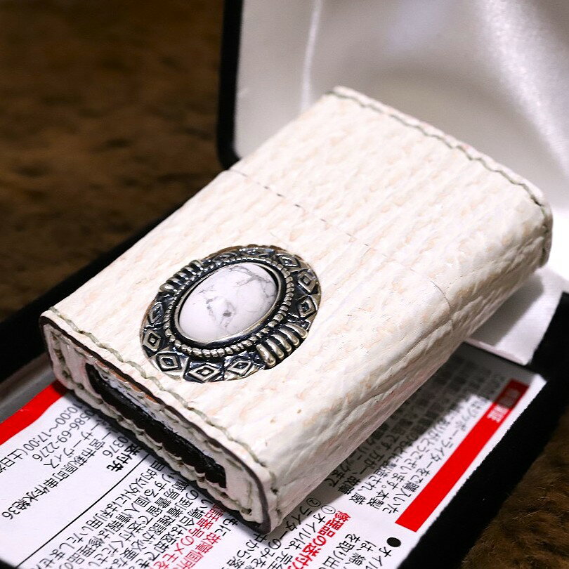 革巻きZIPPO リザード革 ホワイト 天然石 ジッポ 白 革製 ZIPPO ハウライト カッコイイ 手縫い ハンドメイド 癒し デトックス ワイルド アメリカン 貴重な革と天然石がお洒落なジッポ！渋い！そしてエレガント！ 【丁寧な作り・・...