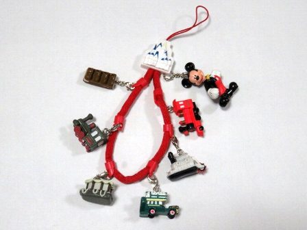 ■商品説明→ディズニーリゾート限定　乗り物のジャラジャラストラップ　美品。ディズニーリゾートの乗り物のチャームが6個もついています。チャームは着脱可能です。チャームはそれぞれ約2〜2．5cmほどです。ファッション雑貨を取扱中！！　裏原系、ス...
