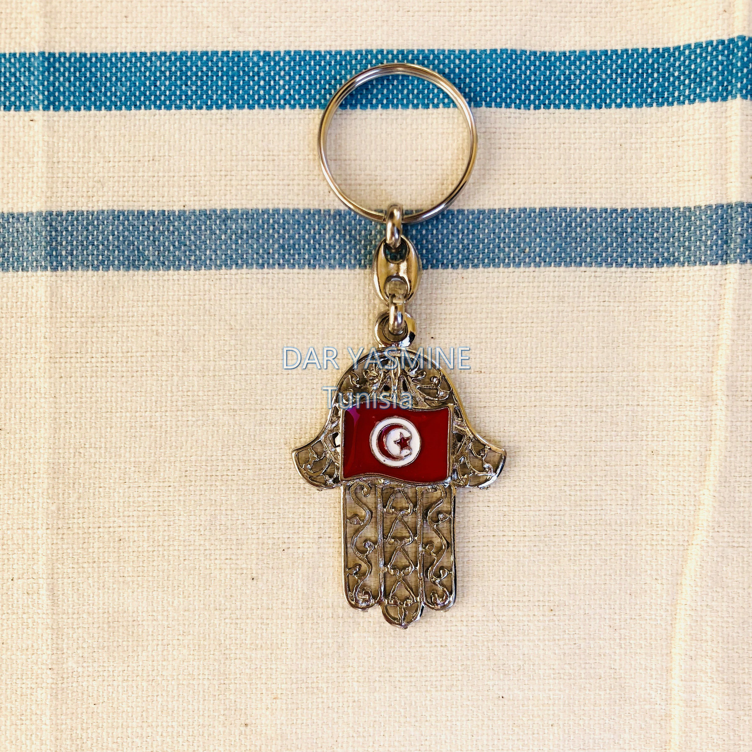 商品情報サイズサイズ：約5.5×幅4cm　全長約9.5cm チュニジアやモロッコなどでお馴染みのお守り。 チュニジアの預言者モハメドの娘ファティマの手。 彼女が救いの手を差し伸べてくれるという願いがこもっており、体の病んだところに手を当てる...