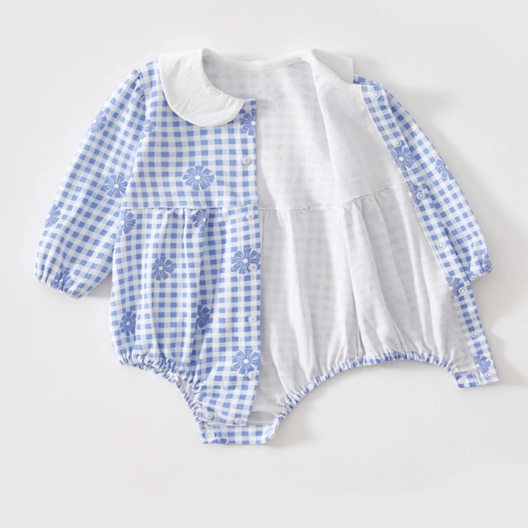 チェックフラワーロンパース ライトブルーのギンガムチェックに上品な花柄を合わせたロンパース。 丸襟がやさしい印象を添えて、ナチュラルで可憐な雰囲気に◎ お出かけにもぴったりの一着です 肌触りもとても優しく手放せなくなること間違いなしです 素...