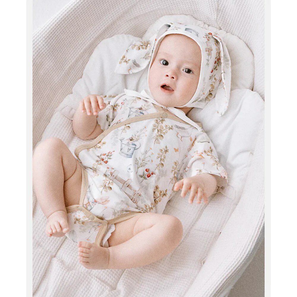 ラビリンスコットンロンパース ナチュラルなアニマル柄のコットンロンパースが登場しました♪ 新生児期にもおすすめの前開きタイプで、お着替えやおむつ替えもスムーズです◎ コットン素材なので、サマーシーズンも快適に過ごせます ※帽子は付属しません...