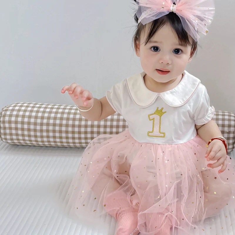 アニバーサリー撮影や お出かけにピッタリのワンピース チュールがキラキラでとっても 可愛いです もう二度とやってこない お子さまの貴重なメモリーを 盛大にお祝いしませんか？ 生後1ヶ月や1歳など 節目にピッタリのワンピースです ヘッドアクセ...