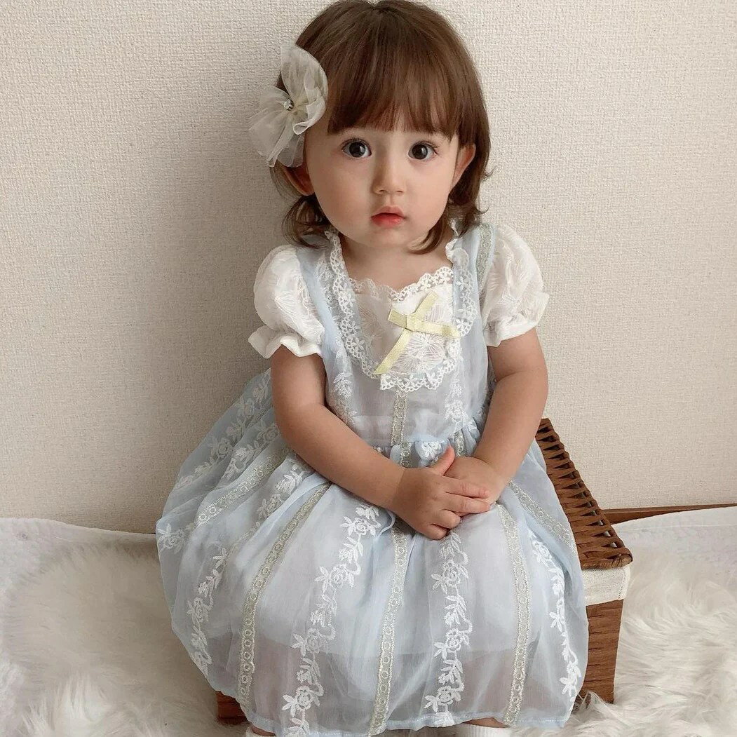 淡いブルーの透け感と キラキラレースが可愛いロンパース フリルとリボン使いが とってもキュートです 大げさすぎない プリンセス感が シンデレラのようです♪ 日常使いにも、 特別な日にもピッタリ。 おひさまの下でとても キラキラします！ サイ...