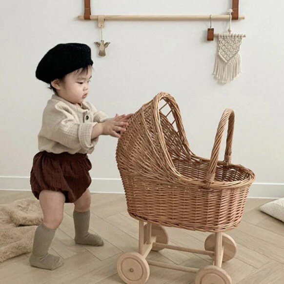 お子様用のおままごとバギーです。 ぬいぐるみを運んだり、おしゃれにおもちゃを収納でき、 インテリアにも最適です ──── ■商品や注文について サイズ等何かご不明がございましたらお問い合わせよりお気軽にご連絡くださいませ。 モニターの発色の...