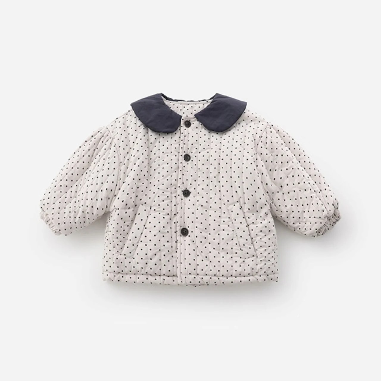 ドットキルティングアウター クラシカルな雰囲気が魅力のドット柄キルティングアウター。 ふんわりとしたシルエットであたたかく着られます♪ お出かけにもデイリーにも使いやすい一着です 素材▼ ポリエステル96.1％、ポリウレタン3.9％ （詰め...