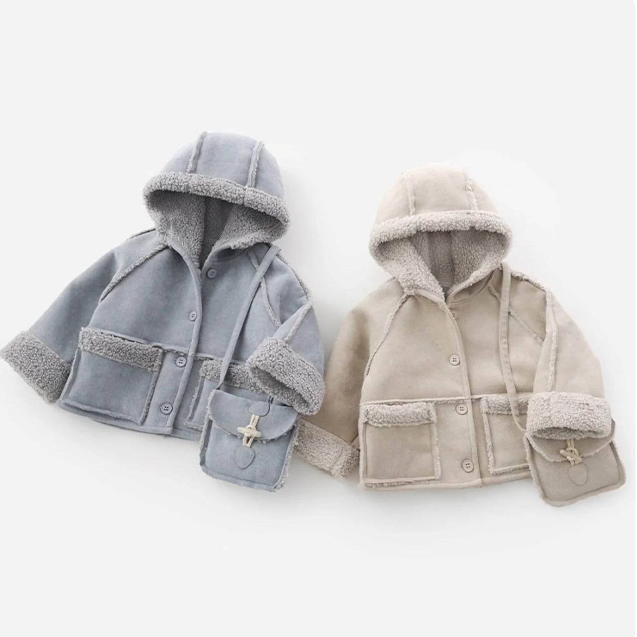 もこもこムートンアウター あたたかいもこもこムートン素材で、寒い季節のお出かけも快適。 大人っぽいくすみカラーがおしゃれで、コーデの主役になる一着です♪ お揃いのポシェット付きで、トータルコーデも楽しめます 素材 ポリエステル91.5％、ポ...