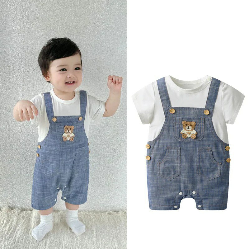 くまちゃんステッチデニムロンパース - カジュアルで快適なデニム素材 しっかりとした質感と柔軟性があり、 お子様が動き回っても快適に過ごせます。 さらに、デニムは汚れが目立ちにくく、お手入れも簡単です。 一体型なので、お着替えもらくらくです...