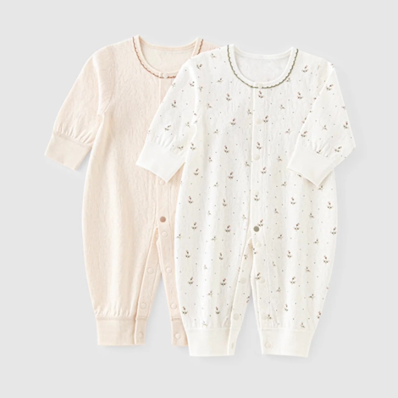 【リンクコーデ】プチフラワーロンパース 上品な花柄モチーフがやさしい雰囲気のロンパースです。 肌なじみの良いオフホワイトとピーチの2色展開で、赤ちゃんにぴったり◎ 前開きボタン仕様で、お着替えやおむつ替えもスムーズにできます♪ おそろいのト...