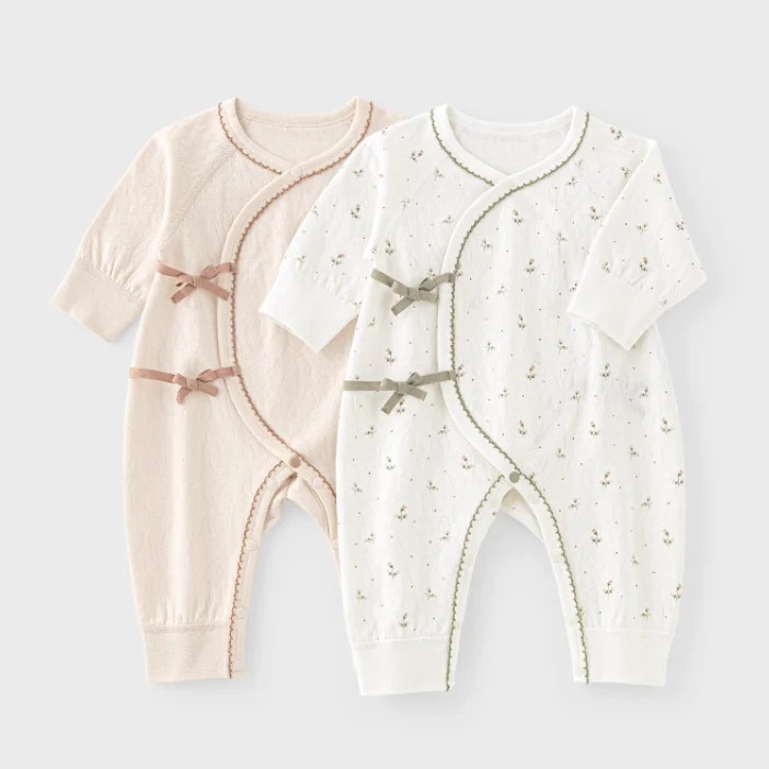 【リンクコーデ】プチフラワーニューボーンロンパース 上品な花柄モチーフがやさしい雰囲気のニューボーンロンパースです。 肌なじみの良いオフホワイトとピーチの2色展開で、どちらも赤ちゃんにぴったり◎ 出産祝いのプレゼントにもおすすめです 素材▼...