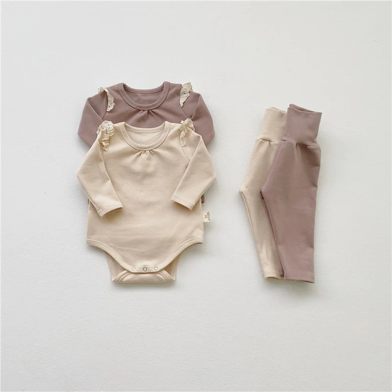 ロンパースとボトムスの可愛すぎるセットアップです。 ショルダーフリルがアクセントで 落ち着いた色なので、男の子も女の子も着用していただけます 着回しもばっちり☆ ──── ■商品や注文について サイズ等何かご不明がございましたらお問い合わせ...