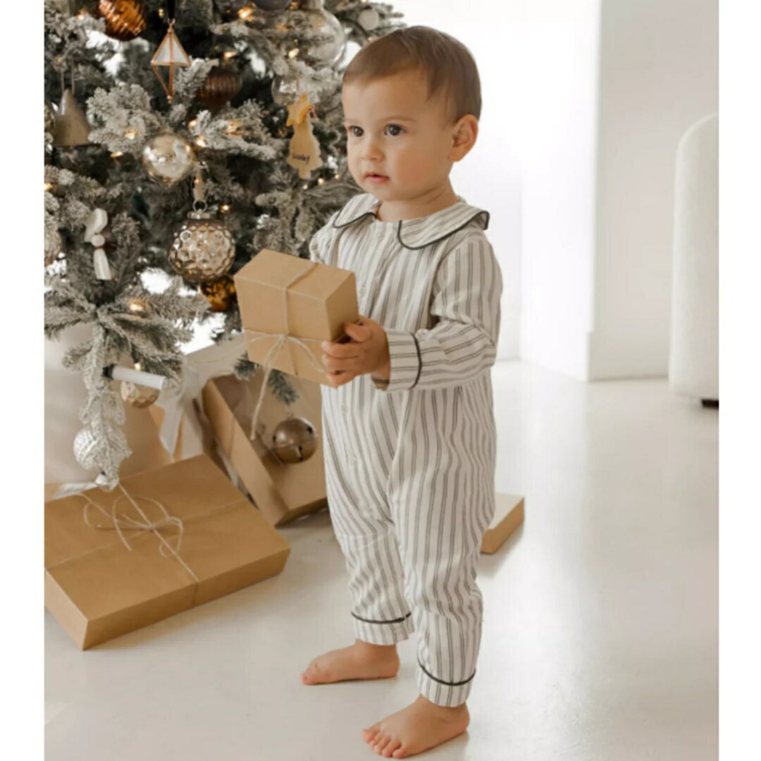 クラシック襟付きコットンロンパース やわらかなコットン素材に、クラシカルな丸襟がかわいらしいロンパース。 前ボタン仕様でお着替えも簡単、デイリーウェアとしてはもちろんパジャマとしてもおすすめです♪ 上品でシンプルなデザインだから、どんなシー...