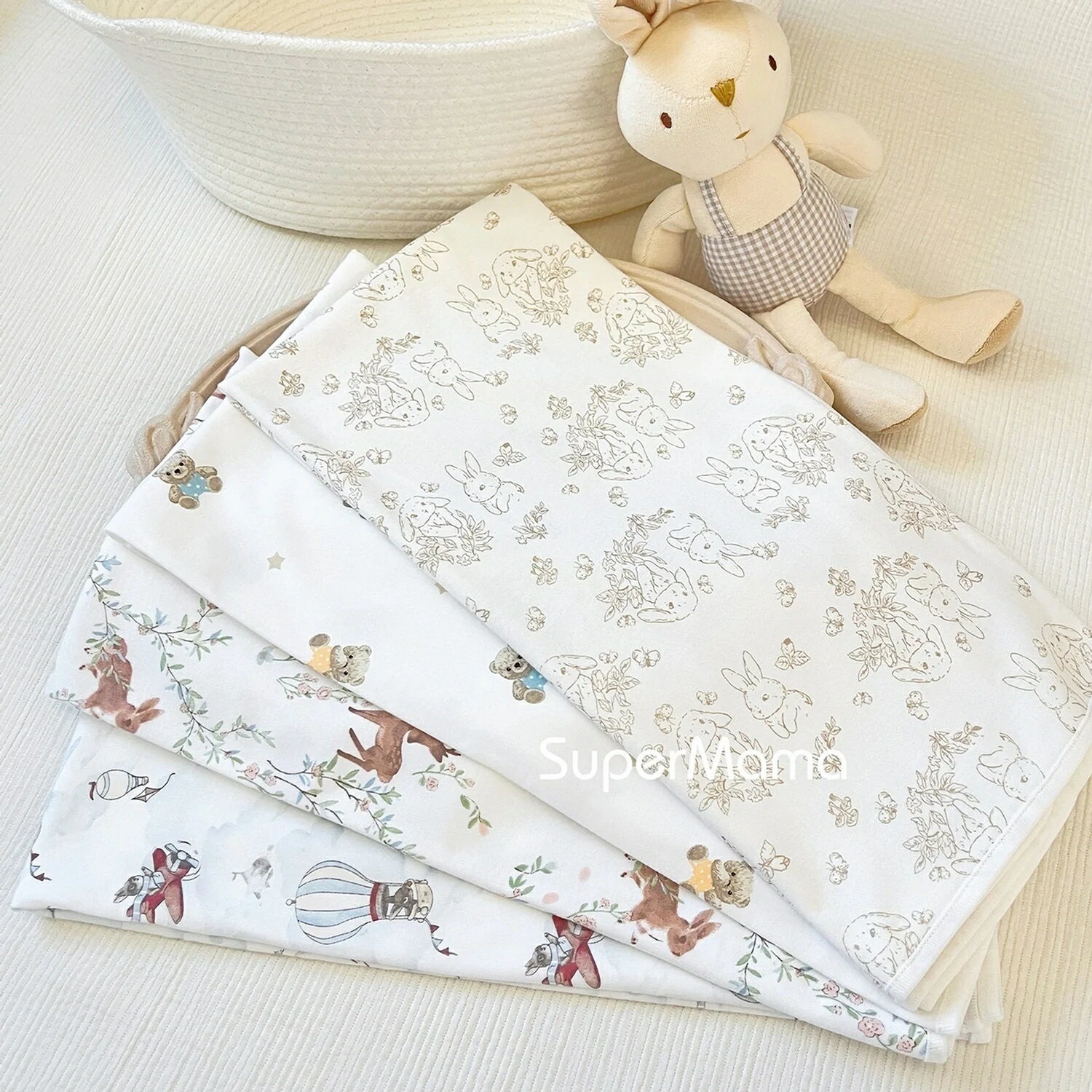 コットン　おくるみ　ブランケット　90cm×90cm やわらかくて肌ざわりのいい、綿100％のコットンおくるみブランケット。 赤ちゃんをやさしく包み込んでくれる、使い勝手のいい一枚です♪ サイズは90cm×90cmで、薄手タイプだからお出か...