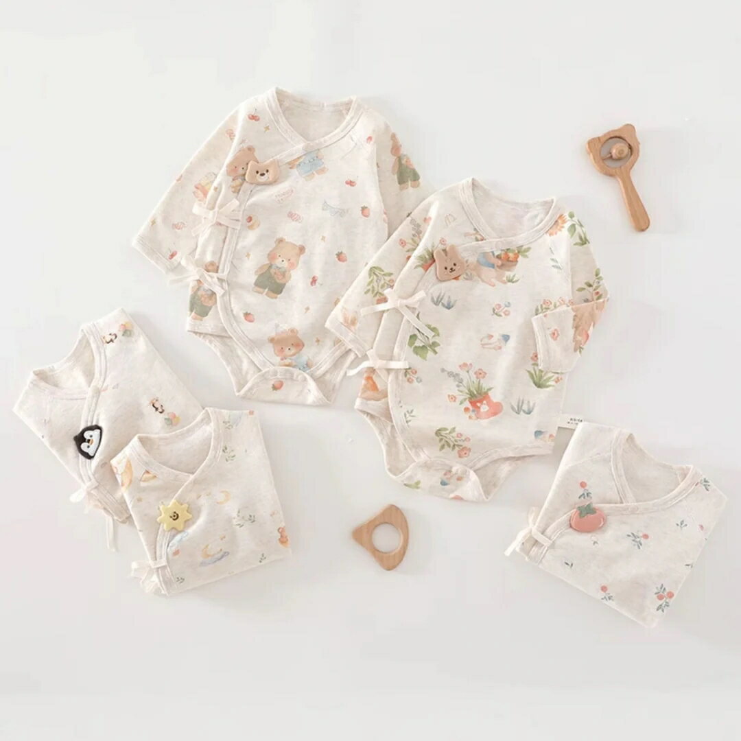 マスコットコットンロンパース やわらかなコットン素材の長袖ロンパース♪ 胸元には小さなマスコットが付いていて、とってもキュート 男の子にも女の子にも似合うデザインで、毎日の着替えが楽しくなります！ 肌着としても、お出かけスタイルのインナーと...