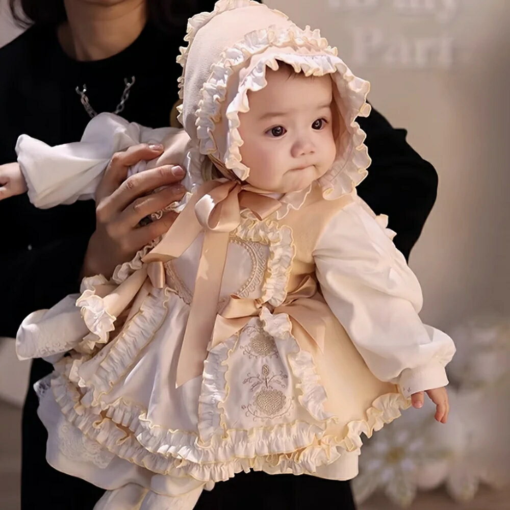 プリンセスシックドレス まるでプリンセスみたいなフリルたっぷりのクラシカルなドレスが登場♪ お揃いの帽子とインナーパンツがセットになった3点セットタイプと、 トップスもセットになった4点セットをご用意しております◎ 特別な日のお出掛けやベビ...