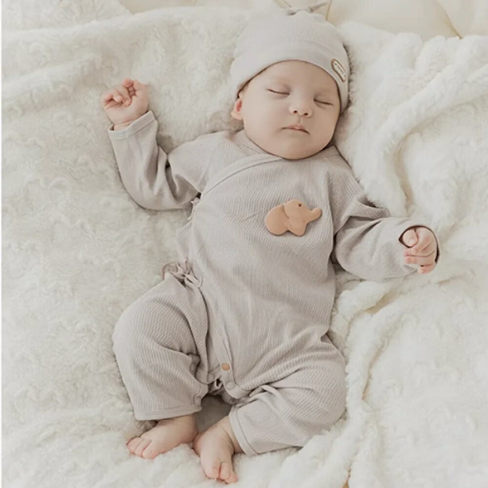 【おすすめ】立体アニマルロンパース 小さなマスコットがついたお上品なロンパースが登場！ 着心地の良い綿100%素材で、汗をかきやすいベビーも快適♪ 新生児期から着せやすいおすすめ前開きロンパースです◎ 素材▼ 綿100% ■サイズ—着丈（首...