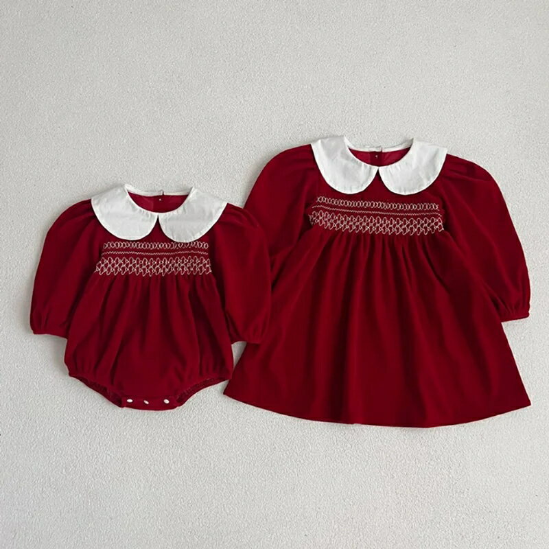 スティッチングレッドロンパース＆ワンピース ベルベットの様な滑らかな触り心地のロンパース&ワンピース。 ステッチデザインがおしゃれで目を引きます♪　 クリスマスなどのイベントにもぴったりの華やかな一着です◎ 素材▼ ポリエステル100％ ■...