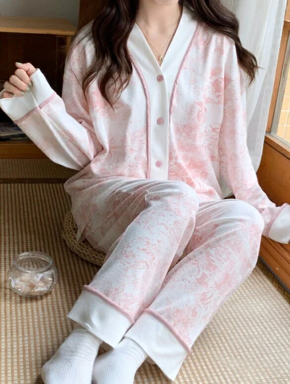 トワルドジュイのパジャマで おうち時間をHAPPYに 過ごそう♪♪ オシャレで快適な コットン100％の マタニティパジャマ♪ 出産やすぐ育児中は 気分も落ち込みがちです… おしゃれなパジャマで おうちでも入院中でも 気分も身体も快適に過ご...