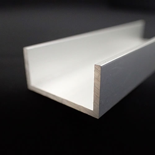 ITEM Info ■材質 A6063S-T5 表面加工 陽極酸化被膜（アルマイト）を施し、素材の劣化を防ぎます。 ■カラー シルバー ■特性 アルミチャンネルの比重は、鉄と比べて約1/3と軽く、作業性に優れています。アルミ角パイプやアルミ...